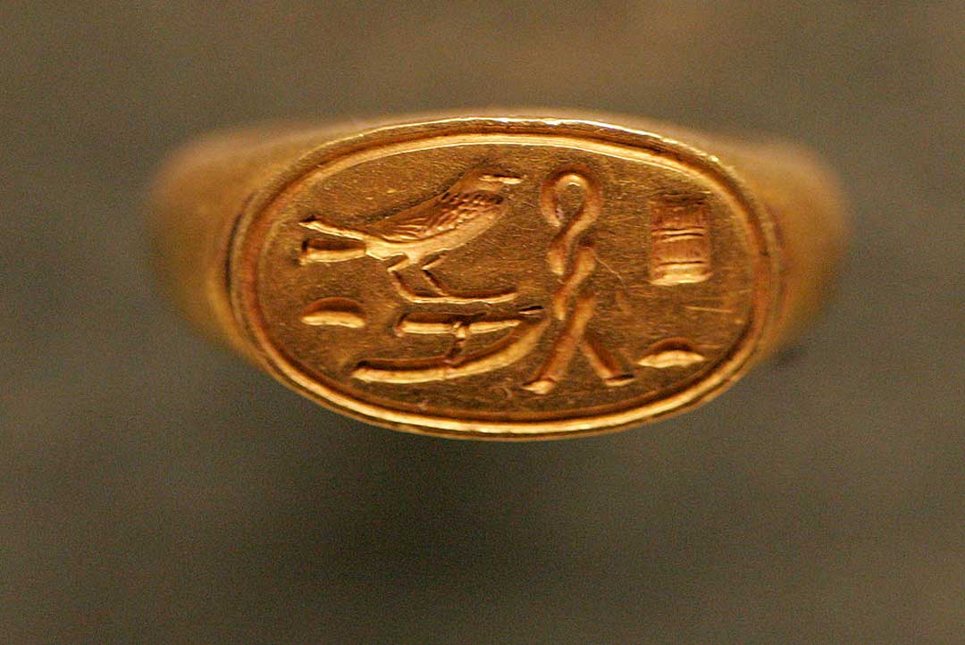 Exploring Different Types of Signet Rings - Sparrow Trades