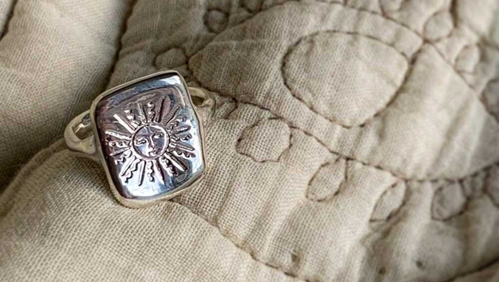 What Are Signet Rings and Why Are They Popular? - Sparrow Trades