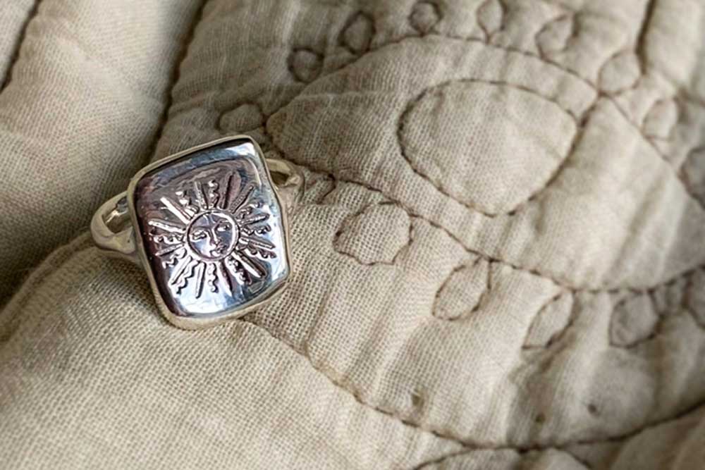 What Are Signet Rings and Why Are They Popular? - Sparrow Trades