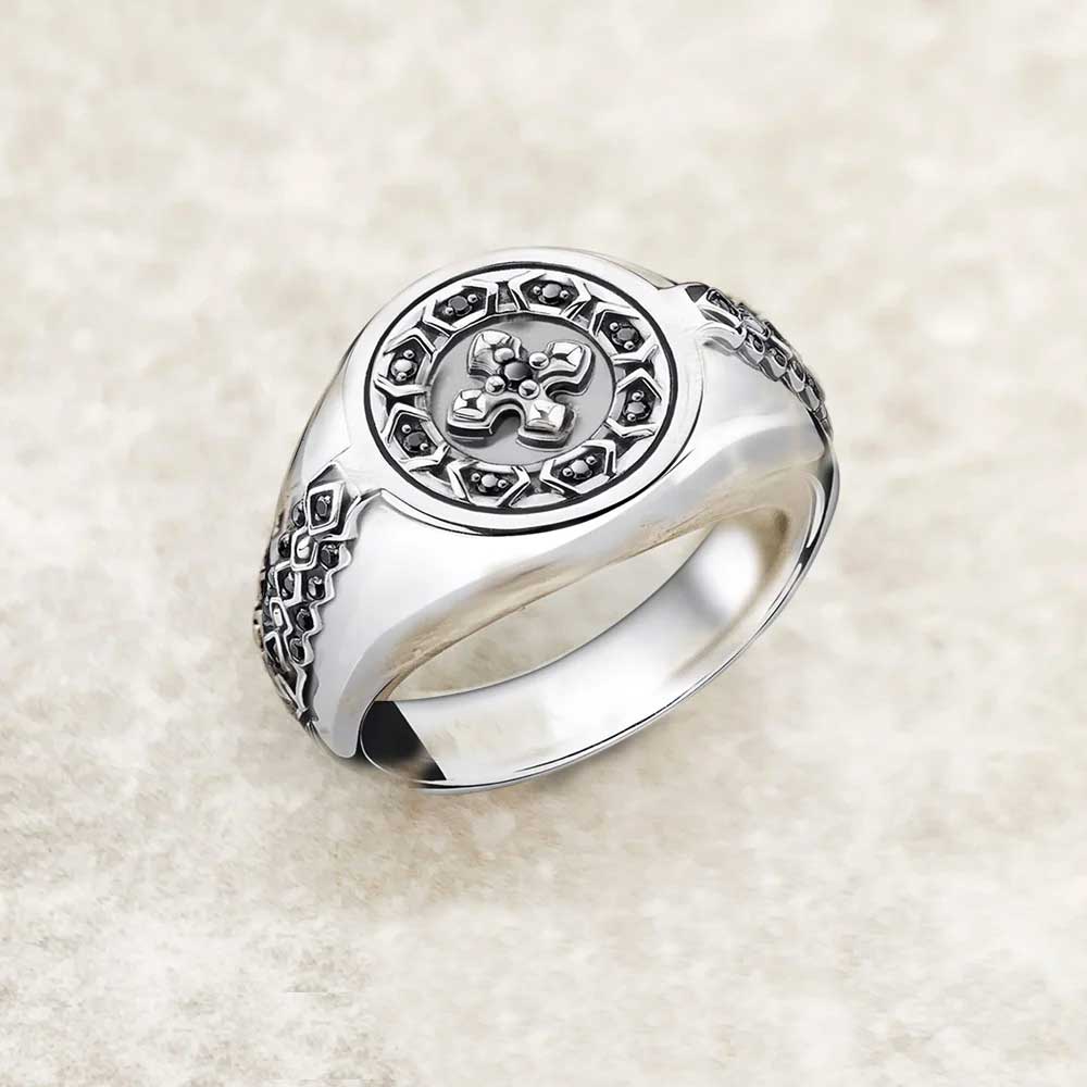 Shop Exquisite Signet Rings | Timeless & Personalized Designs