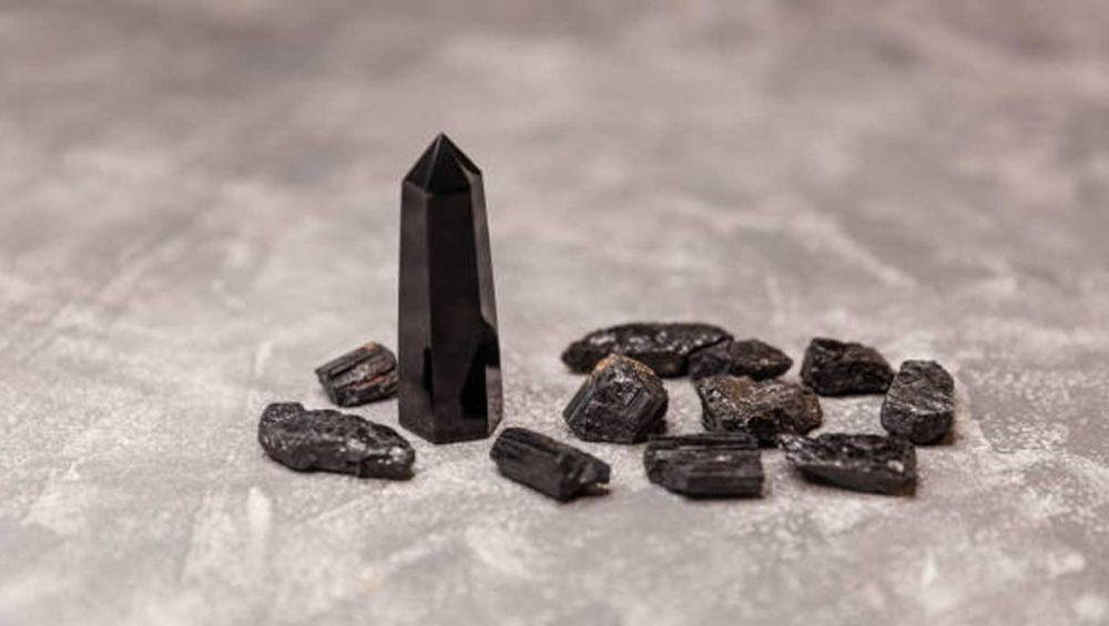Black Tourmaline Benefits: Grounding, Protection, & Energy Safety