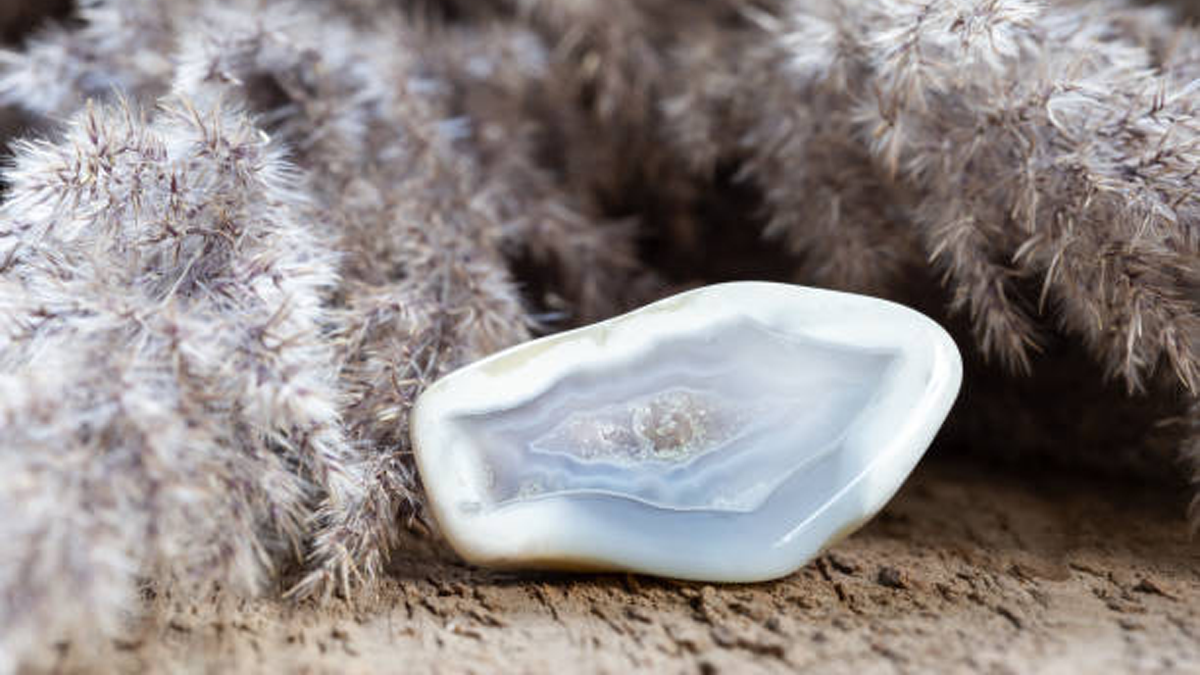Blue Lace Agate Benefits for Calm, Clarity & Self-Expression